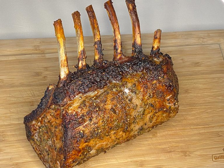 Duroc Frenched Rack mit Bärlauchspätzle - Grillmagazin – Rezepte, Tipps ...